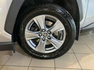 Pelēks Toyota RAV4 2022 Viļņa, ar dzinēja tilpumu 2.00 L un nobraukumu 95 tūkst. km par 23950 €, foto 26 vietnē AUTOMOTO.COM.LV