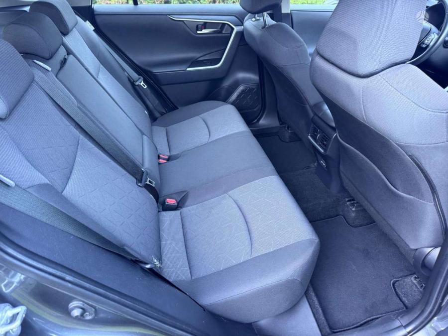 Pelēks Toyota RAV4 2022 Viļņa, ar dzinēja tilpumu 2.00 L un nobraukumu 100 tūkst. km par 23950 €, foto 6 vietnē AUTOMOTO.COM.LV