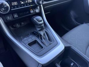 Pelēks Toyota RAV4 2022 Viļņa, ar dzinēja tilpumu 2.00 L un nobraukumu 100 tūkst. km par 23950 €, foto 22 vietnē AUTOMOTO.COM.LV
