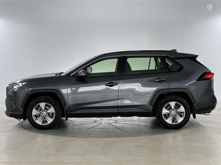 Pelēks Toyota RAV4 2022 Viļņa, ar dzinēja tilpumu 2.49 L un nobraukumu 113 tūkst. km par 29900 €, foto 4 vietnē AUTOMOTO.COM.LV