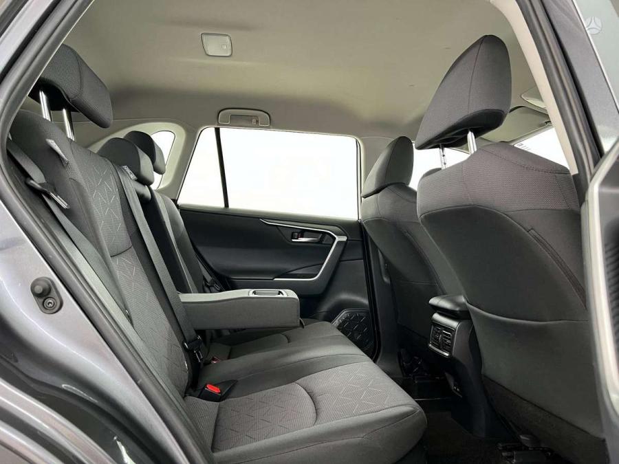 Pelēks Toyota RAV4 2022 Viļņa, ar dzinēja tilpumu 2.49 L un nobraukumu 113 tūkst. km par 29900 €, foto 8 vietnē AUTOMOTO.COM.LV