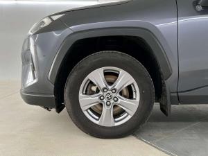 Pelēks Toyota RAV4 2022 Viļņa, ar dzinēja tilpumu 2.49 L un nobraukumu 113 tūkst. km par 29900 €, foto 16 vietnē AUTOMOTO.COM.LV
