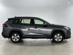 Pelēks Toyota RAV4 2022 Viļņa, ar dzinēja tilpumu 2.49 L un nobraukumu 113 tūkst. km par 29900 €, foto 17 vietnē AUTOMOTO.COM.LV