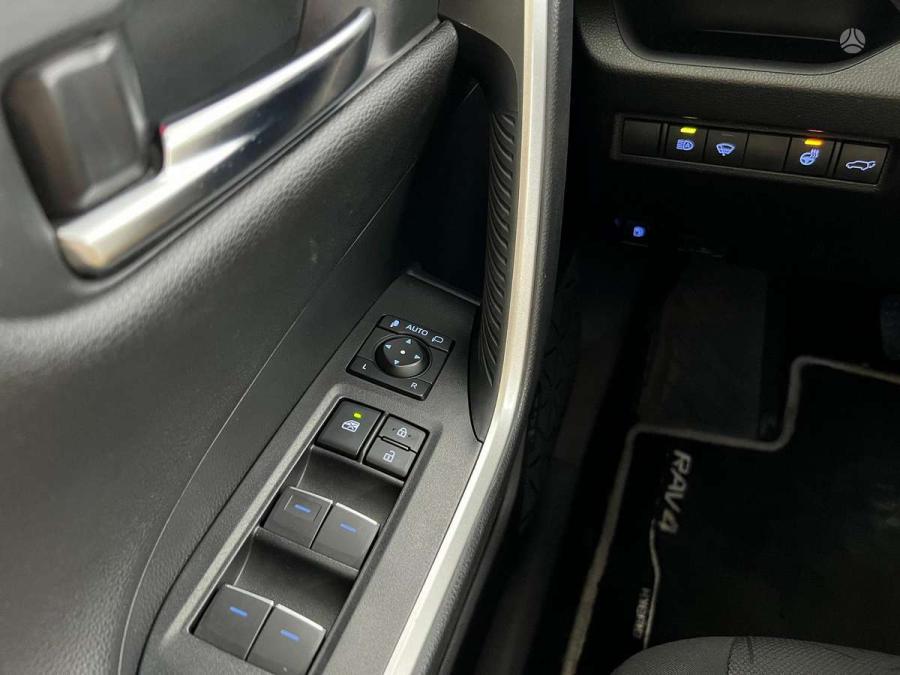 Pelēks Toyota RAV4 2022 Viļņa, ar dzinēja tilpumu 2.49 L un nobraukumu 113 tūkst. km par 29900 €, foto 25 vietnē AUTOMOTO.COM.LV