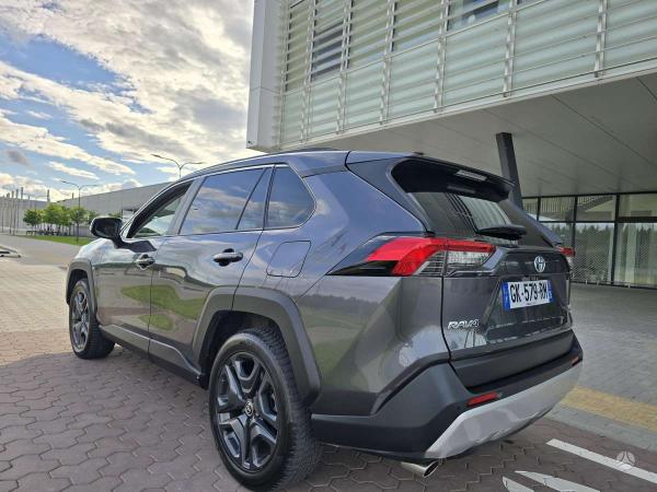 Pelēks Toyota RAV4 2022 Kauņa, ar dzinēja tilpumu 2.49 L un nobraukumu 163 tūkst. km par 26700 €, foto 2 vietnē AUTOMOTO.COM.LV