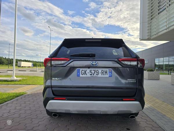 Pelēks Toyota RAV4 2022 Kauņa, ar dzinēja tilpumu 2.49 L un nobraukumu 163 tūkst. km par 26700 €, foto 3 vietnē AUTOMOTO.COM.LV