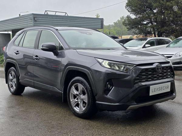 Pelēks Toyota RAV4 2022 Viļņa, ar dzinēja tilpumu 1.99 L un nobraukumu 85 tūkst. km par 22850 €, foto 2 vietnē AUTOMOTO.COM.LV