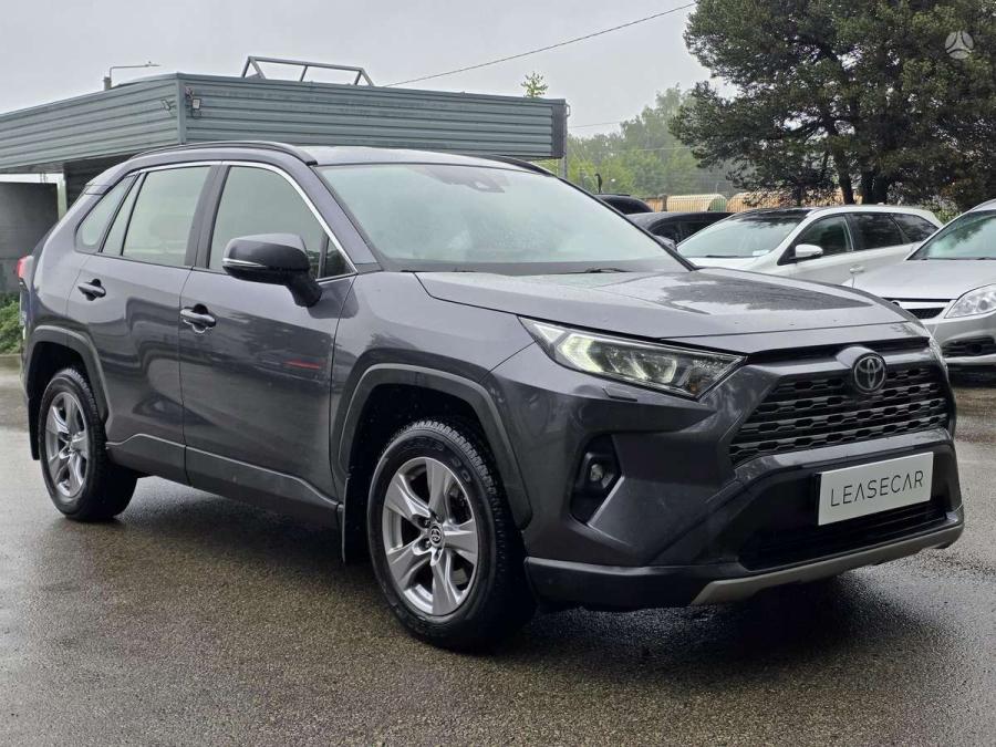 Pelēks Toyota RAV4 2022 Viļņa, ar dzinēja tilpumu 1.99 L un nobraukumu 85 tūkst. km par 22850 €, foto 3 vietnē AUTOMOTO.COM.LV