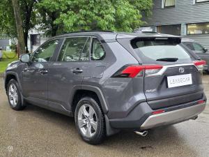 Pelēks Toyota RAV4 2022 Viļņa, ar dzinēja tilpumu 1.99 L un nobraukumu 85 tūkst. km par 22850 €, foto 4 vietnē AUTOMOTO.COM.LV
