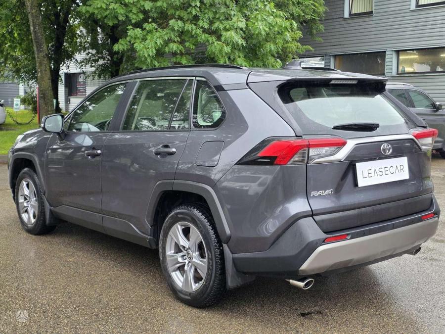 Pelēks Toyota RAV4 2022 Viļņa, ar dzinēja tilpumu 1.99 L un nobraukumu 85 tūkst. km par 22850 €, foto 4 vietnē AUTOMOTO.COM.LV