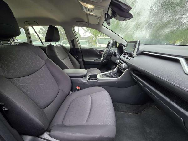 Pelēks Toyota RAV4 2022 Viļņa, ar dzinēja tilpumu 1.99 L un nobraukumu 85 tūkst. km par 22850 €, foto 5 vietnē AUTOMOTO.COM.LV