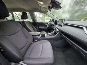 Pelēks Toyota RAV4 2022 Viļņa, ar dzinēja tilpumu 1.99 L un nobraukumu 85 tūkst. km par 22850 €, foto 6 vietnē AUTOMOTO.COM.LV
