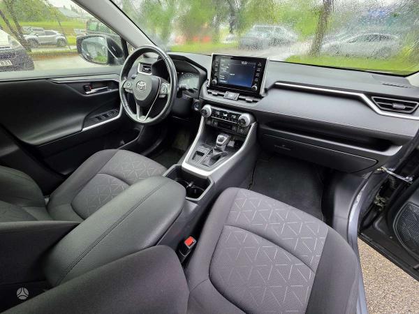 Pelēks Toyota RAV4 2022 Viļņa, ar dzinēja tilpumu 1.99 L un nobraukumu 85 tūkst. km par 22850 €, foto 6 vietnē AUTOMOTO.COM.LV
