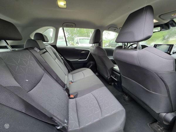 Pelēks Toyota RAV4 2022 Viļņa, ar dzinēja tilpumu 1.99 L un nobraukumu 85 tūkst. km par 22850 €, foto 8 vietnē AUTOMOTO.COM.LV
