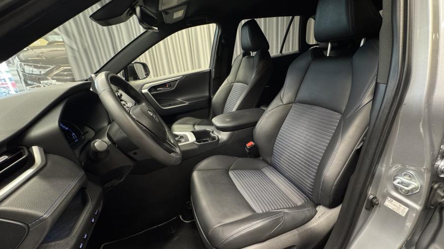 Pelēks Toyota RAV4 2022 Rīga, ar dzinēja tilpumu 2.50 L un nobraukumu 35 tūkst. km par 31490 €, foto 18 vietnē AUTOMOTO.COM.LV