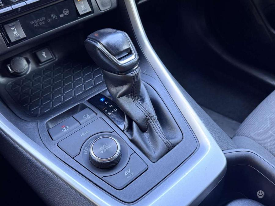 Pelēks Toyota RAV4 2022 Viļņa, ar dzinēja tilpumu 2.50 L un nobraukumu 117 tūkst. km par 27950 €, foto 25 vietnē AUTOMOTO.COM.LV