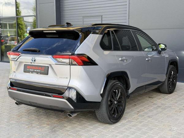 Pelēks Toyota RAV4 2022 Viļņa, ar dzinēja tilpumu 2.49 L un nobraukumu 118 tūkst. km par 30999 €, foto 4 vietnē AUTOMOTO.COM.LV