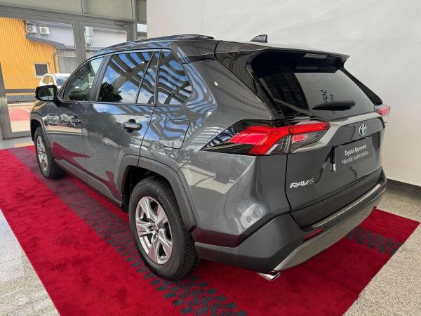 Grey Toyota RAV4 2022 in Siauliai, with an engine capacity of 2.49 L and mileage of 153 thousand km for 25900 €, photo 5 on AUTOMOTO.COM.LV