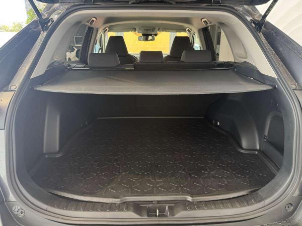 Grey Toyota RAV4 2022 in Siauliai, with an engine capacity of 2.49 L and mileage of 153 thousand km for 25900 €, photo 8 on AUTOMOTO.COM.LV