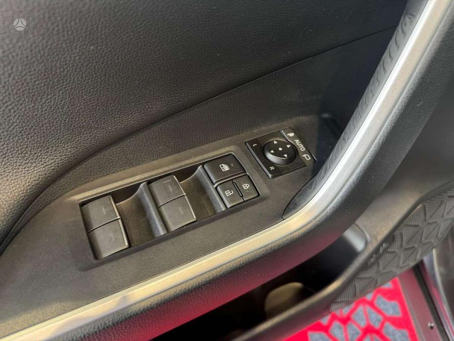 Grey Toyota RAV4 2022 in Siauliai, with an engine capacity of 2.49 L and mileage of 153 thousand km for 25900 €, photo 10 on AUTOMOTO.COM.LV