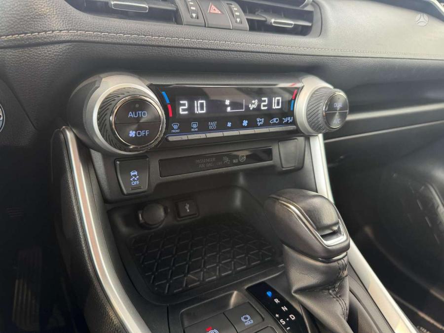 Grey Toyota RAV4 2022 in Siauliai, with an engine capacity of 2.49 L and mileage of 153 thousand km for 25900 €, photo 20 on AUTOMOTO.COM.LV