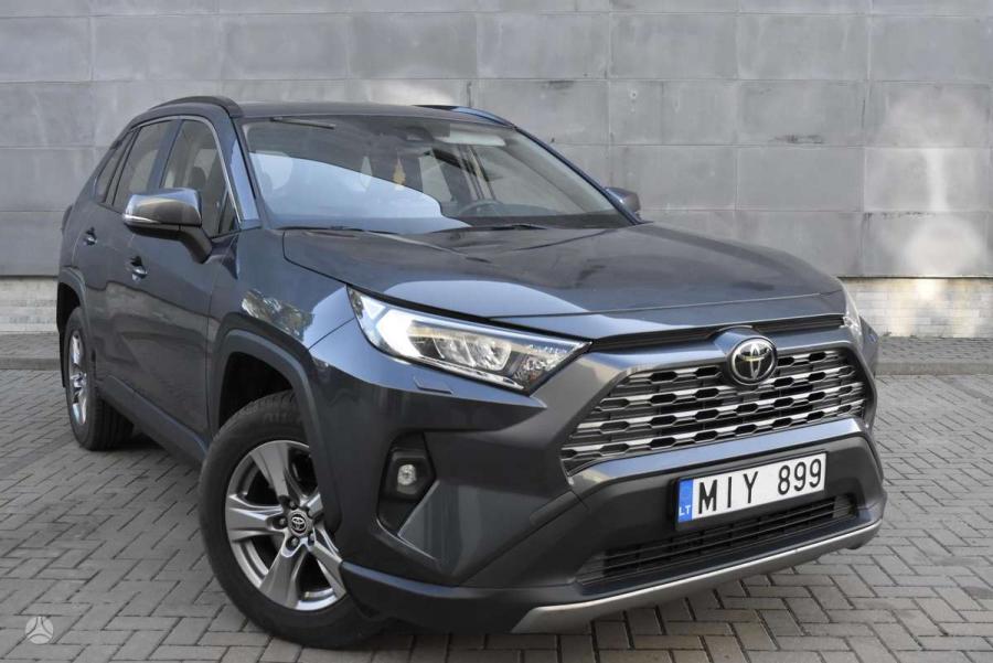 Pelēks Toyota RAV4 2022 Viļņa, ar dzinēja tilpumu 1.99 L un nobraukumu 105 tūkst. km par 21888 €, foto 1 vietnē AUTOMOTO.COM.LV