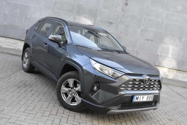 Grey Toyota RAV4 2022 in Vilnius, with an engine capacity of 1.99 L and mileage of 105 thousand km for 21888 €, photo 2 on AUTOMOTO.COM.LV