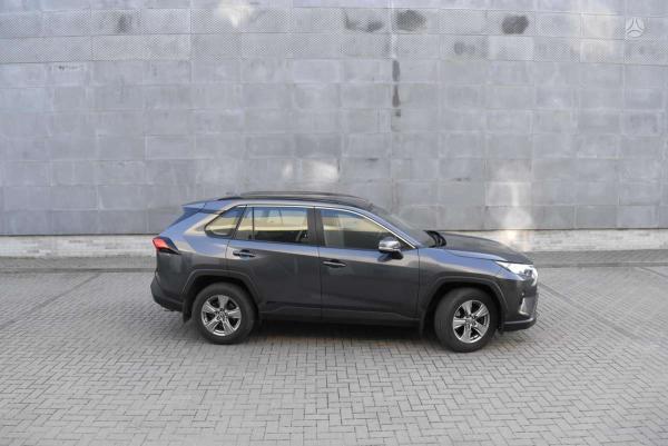 Grey Toyota RAV4 2022 in Vilnius, with an engine capacity of 1.99 L and mileage of 105 thousand km for 21888 €, photo 5 on AUTOMOTO.COM.LV