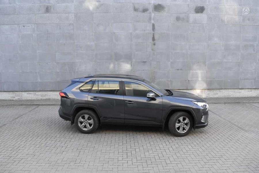 Pelēks Toyota RAV4 2022 Viļņa, ar dzinēja tilpumu 1.99 L un nobraukumu 105 tūkst. km par 21888 €, foto 6 vietnē AUTOMOTO.COM.LV
