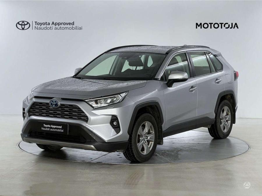 Grey Toyota RAV4 2022 in Vilnius, with an engine capacity of 2.49 L and mileage of 121 thousand km for 29900 €, photo 1 on AUTOMOTO.COM.LV
