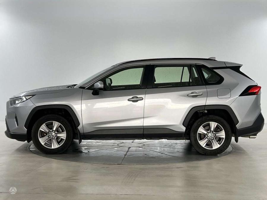 Grey Toyota RAV4 2022 in Vilnius, with an engine capacity of 2.49 L and mileage of 121 thousand km for 29900 €, photo 4 on AUTOMOTO.COM.LV