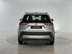 Grey Toyota RAV4 2022 in Vilnius, with an engine capacity of 2.49 L and mileage of 121 thousand km for 29900 €, photo 5 on AUTOMOTO.COM.LV