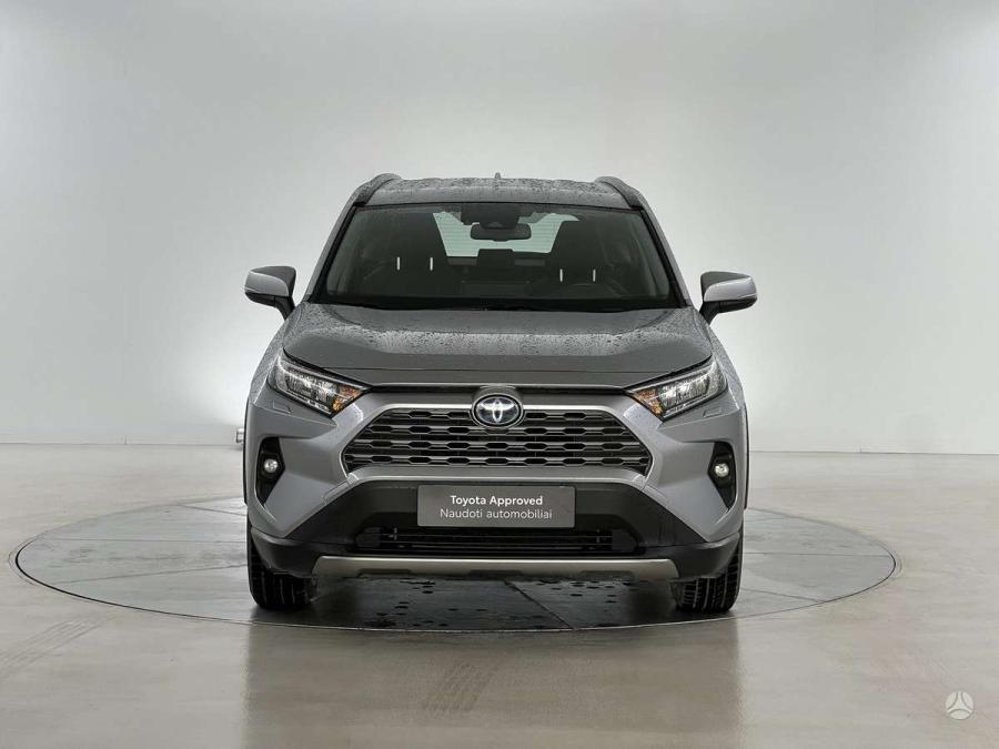 Grey Toyota RAV4 2022 in Vilnius, with an engine capacity of 2.49 L and mileage of 121 thousand km for 29900 €, photo 6 on AUTOMOTO.COM.LV