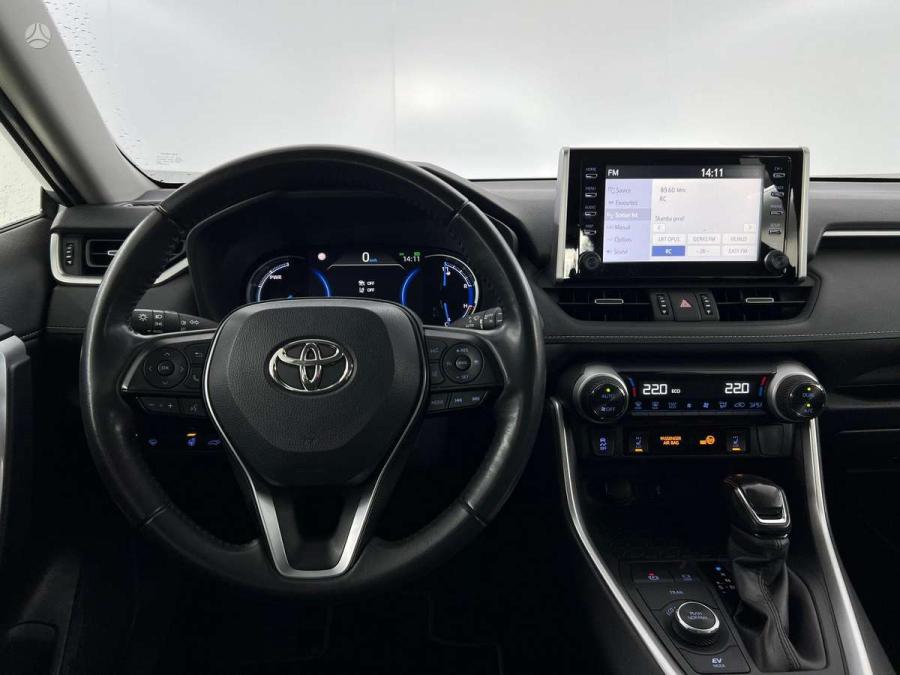 Grey Toyota RAV4 2022 in Vilnius, with an engine capacity of 2.49 L and mileage of 121 thousand km for 29900 €, photo 10 on AUTOMOTO.COM.LV