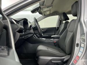 Grey Toyota RAV4 2022 in Vilnius, with an engine capacity of 2.49 L and mileage of 121 thousand km for 29900 €, photo 12 on AUTOMOTO.COM.LV