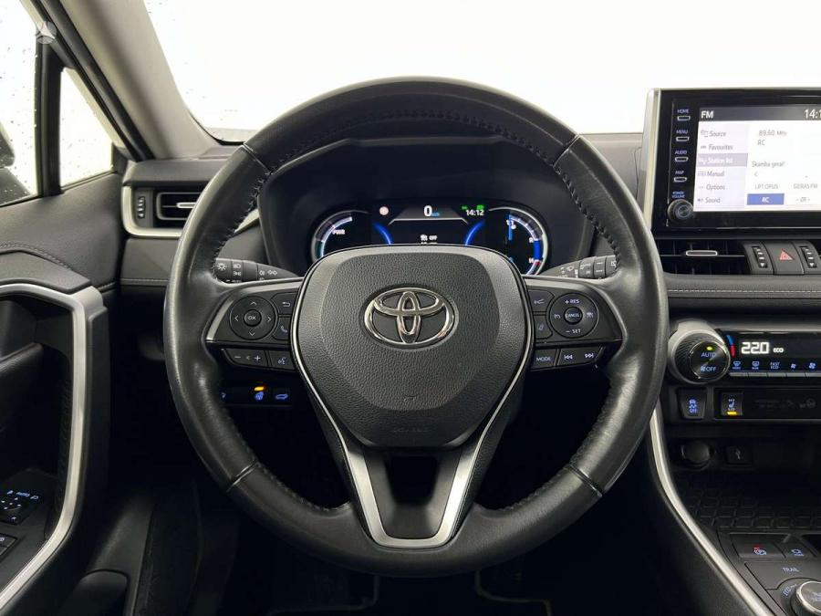 Grey Toyota RAV4 2022 in Vilnius, with an engine capacity of 2.49 L and mileage of 121 thousand km for 29900 €, photo 13 on AUTOMOTO.COM.LV