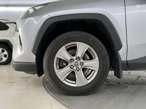 Grey Toyota RAV4 2022 in Vilnius, with an engine capacity of 2.49 L and mileage of 121 thousand km for 29900 €, photo 16 on AUTOMOTO.COM.LV