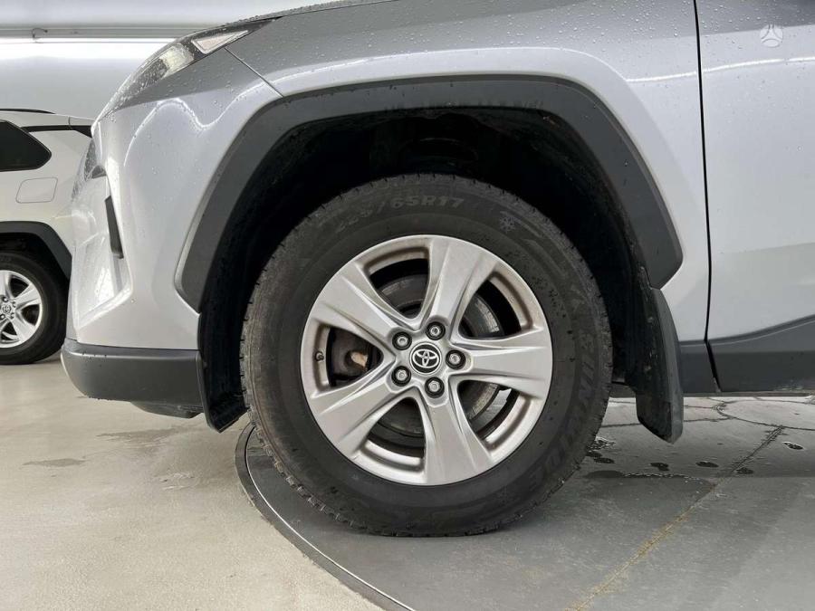 Grey Toyota RAV4 2022 in Vilnius, with an engine capacity of 2.49 L and mileage of 121 thousand km for 29900 €, photo 16 on AUTOMOTO.COM.LV