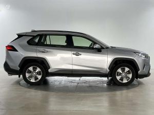 Grey Toyota RAV4 2022 in Vilnius, with an engine capacity of 2.49 L and mileage of 121 thousand km for 29900 €, photo 17 on AUTOMOTO.COM.LV