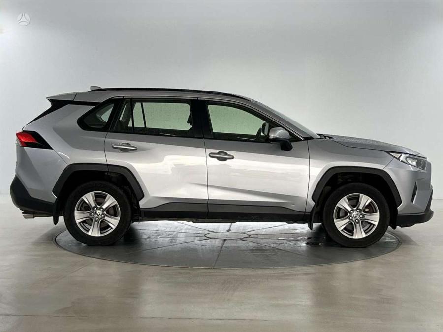 Grey Toyota RAV4 2022 in Vilnius, with an engine capacity of 2.49 L and mileage of 121 thousand km for 29900 €, photo 17 on AUTOMOTO.COM.LV