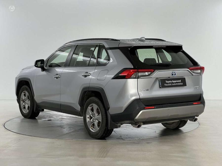 Grey Toyota RAV4 2022 in Vilnius, with an engine capacity of 2.49 L and mileage of 121 thousand km for 29900 €, photo 18 on AUTOMOTO.COM.LV