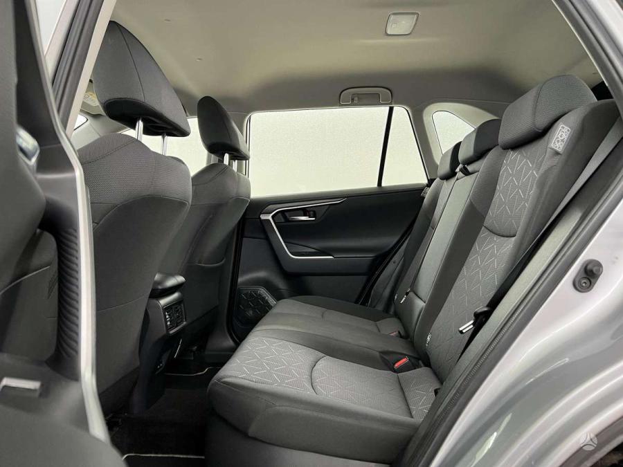Grey Toyota RAV4 2022 in Vilnius, with an engine capacity of 2.49 L and mileage of 121 thousand km for 29900 €, photo 20 on AUTOMOTO.COM.LV