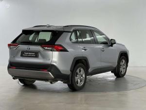 Grey Toyota RAV4 2022 in Vilnius, with an engine capacity of 2.49 L and mileage of 121 thousand km for 29900 €, photo 21 on AUTOMOTO.COM.LV