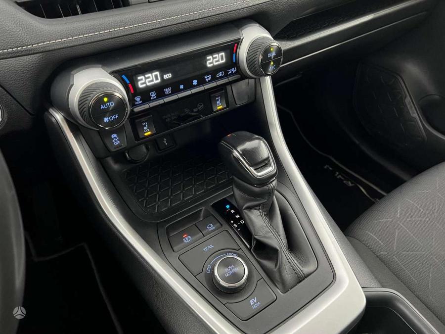 Grey Toyota RAV4 2022 in Vilnius, with an engine capacity of 2.49 L and mileage of 121 thousand km for 29900 €, photo 24 on AUTOMOTO.COM.LV