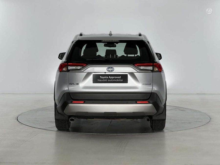 Grey Toyota RAV4 2022 in Vilnius, with an engine capacity of 2.49 L and mileage of 148 thousand km for 26900 €, photo 5 on AUTOMOTO.COM.LV