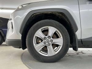 Grey Toyota RAV4 2022 in Vilnius, with an engine capacity of 2.49 L and mileage of 148 thousand km for 26900 €, photo 16 on AUTOMOTO.COM.LV