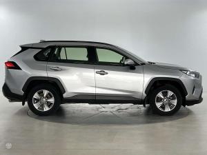 Grey Toyota RAV4 2022 in Vilnius, with an engine capacity of 2.49 L and mileage of 148 thousand km for 26900 €, photo 17 on AUTOMOTO.COM.LV