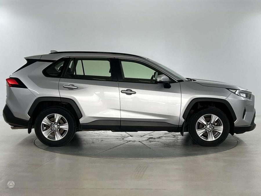 Grey Toyota RAV4 2022 in Vilnius, with an engine capacity of 2.49 L and mileage of 148 thousand km for 26900 €, photo 17 on AUTOMOTO.COM.LV