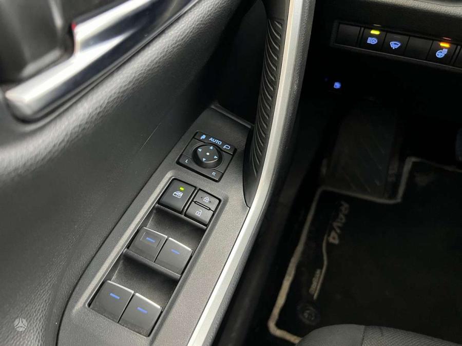 Grey Toyota RAV4 2022 in Vilnius, with an engine capacity of 2.49 L and mileage of 148 thousand km for 26900 €, photo 25 on AUTOMOTO.COM.LV