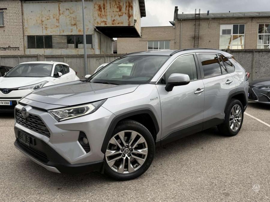 Grey Toyota RAV4 2022 in Vilnius, with an engine capacity of 2.49 L and mileage of 205 thousand km for 23700 €, photo 4 on AUTOMOTO.COM.LV